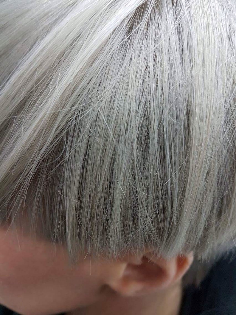 Capelli grigi? Il nuovo colore Silver è la tinta che va di moda